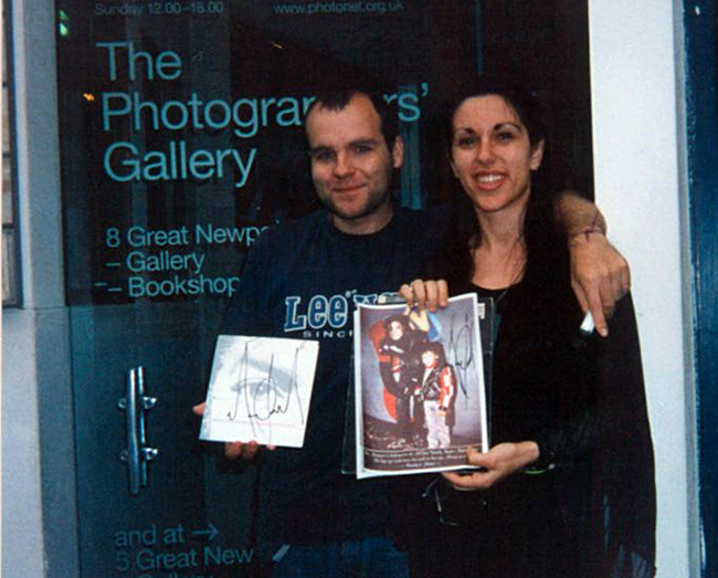 Toni y Laura con los autógrafos que Michael les hizo en Londres 2002 ...